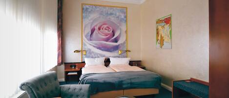 Quarto duplo conforto | Frigobar, cofres nos quartos, escrivaninha, berços grátis