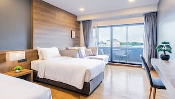 Family Executive Room with Balcony (60sq.m.) | Cofre no quarto, com decoração personalizada