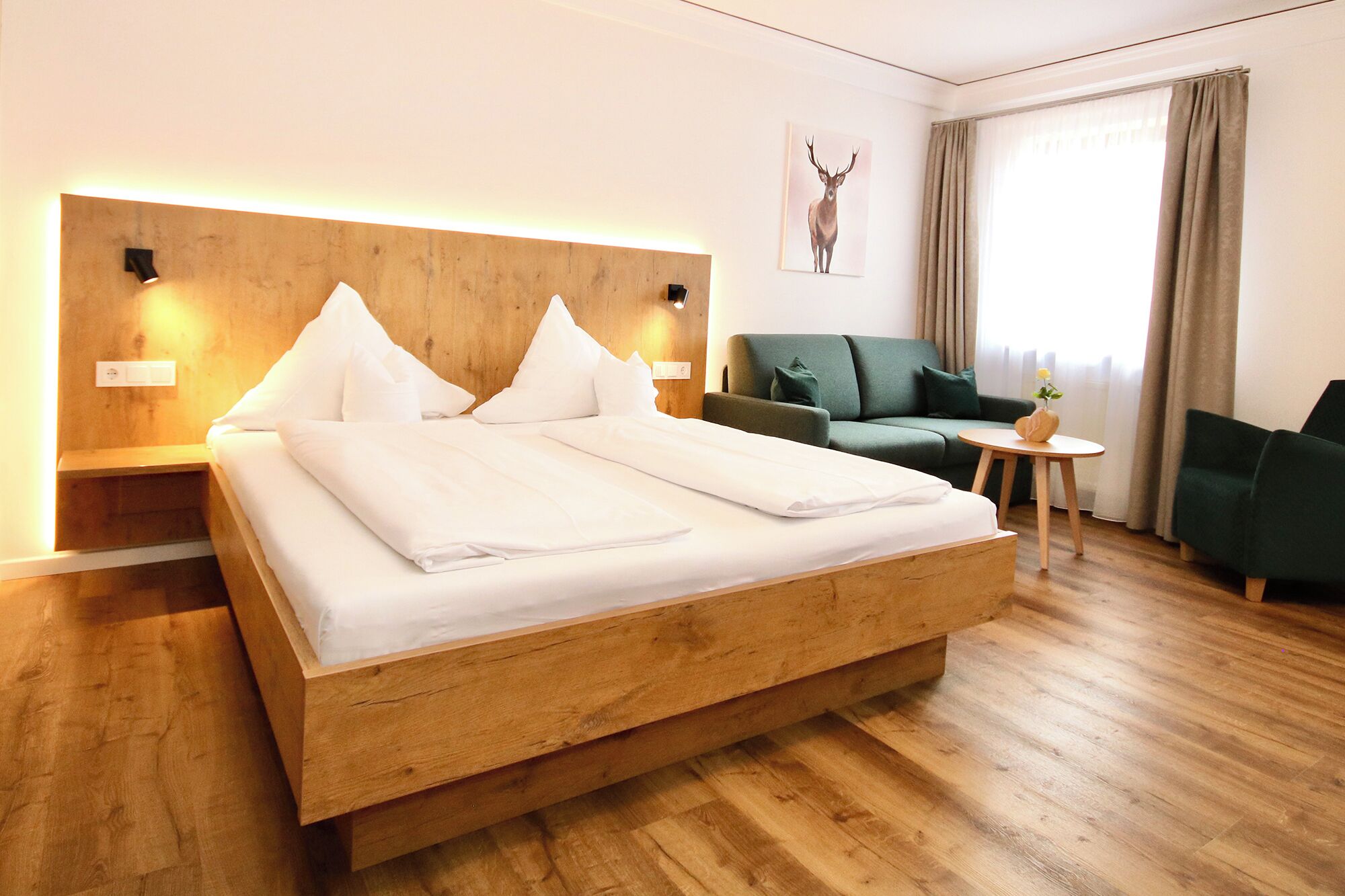 Frigobar, cofres nos quartos, escrivaninha, cortinas blackout