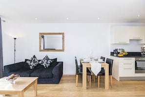 Apartamento urbano, 1 cama King, para não fumantes, vista para a cidade | Área de estar | TV de tela plana