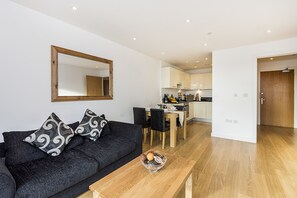 Apartamento urbano, 1 cama King, para não fumantes, vista para a cidade | Área de estar | TV de tela plana