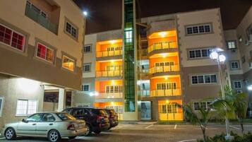 Fachada da propriedade à noite