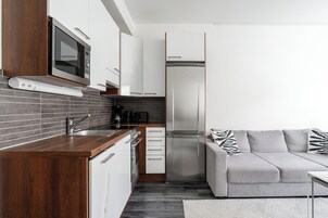 Apartamento Comfort, 1 quarto, Vista para a cidade | Sala de estar | Televisor de ecrã plano de 40 polegadas com canais por cabo, Smart TV 