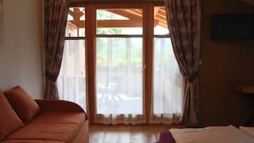 Quarto Duplo Deluxe, varanda | Sala | TV de ecrã plano