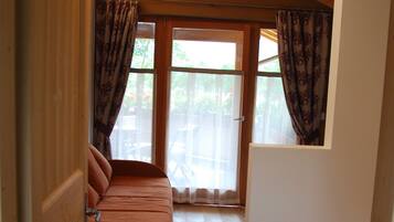 Quarto Duplo Deluxe, varanda | Sala | TV de ecrã plano