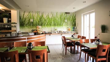 Pequeno-almoço tipo buffet diário (8.50 EUR por pessoa)