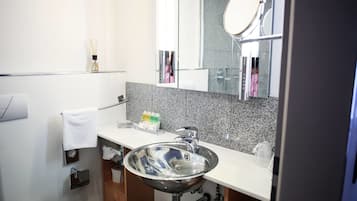 Um polibã, um secador de cabelo, toalhas fornecidas