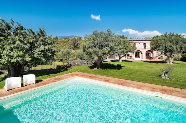 Piscina externa sazonal, espreguiçadeiras