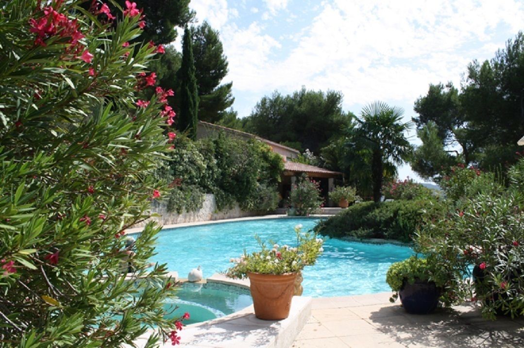 Piscina exterior, guarda-sóis, espreguiçadeiras 