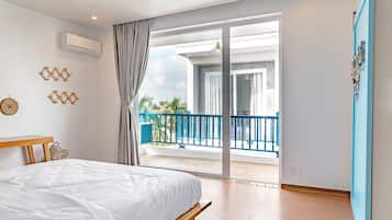 Estúdio design, 1 cama King, vista para o jardim | Escrivaninha, Wi-Fi de cortesia, roupa de cama