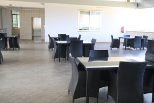 2 restaurantes, café da manhã, culinária internacional