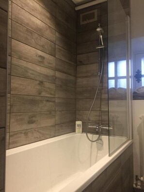 Produtos de toalete grátis, secador de cabelo, toalhas de banho