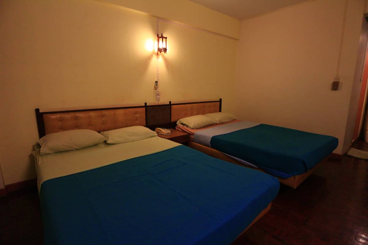 Quarto família, para não fumantes | Cofres nos quartos, escrivaninha, Wi-Fi de cortesia, roupa de cama