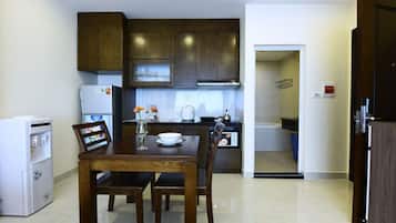 Geladeira grande, micro-ondas, cooktop, chaleira elétrica