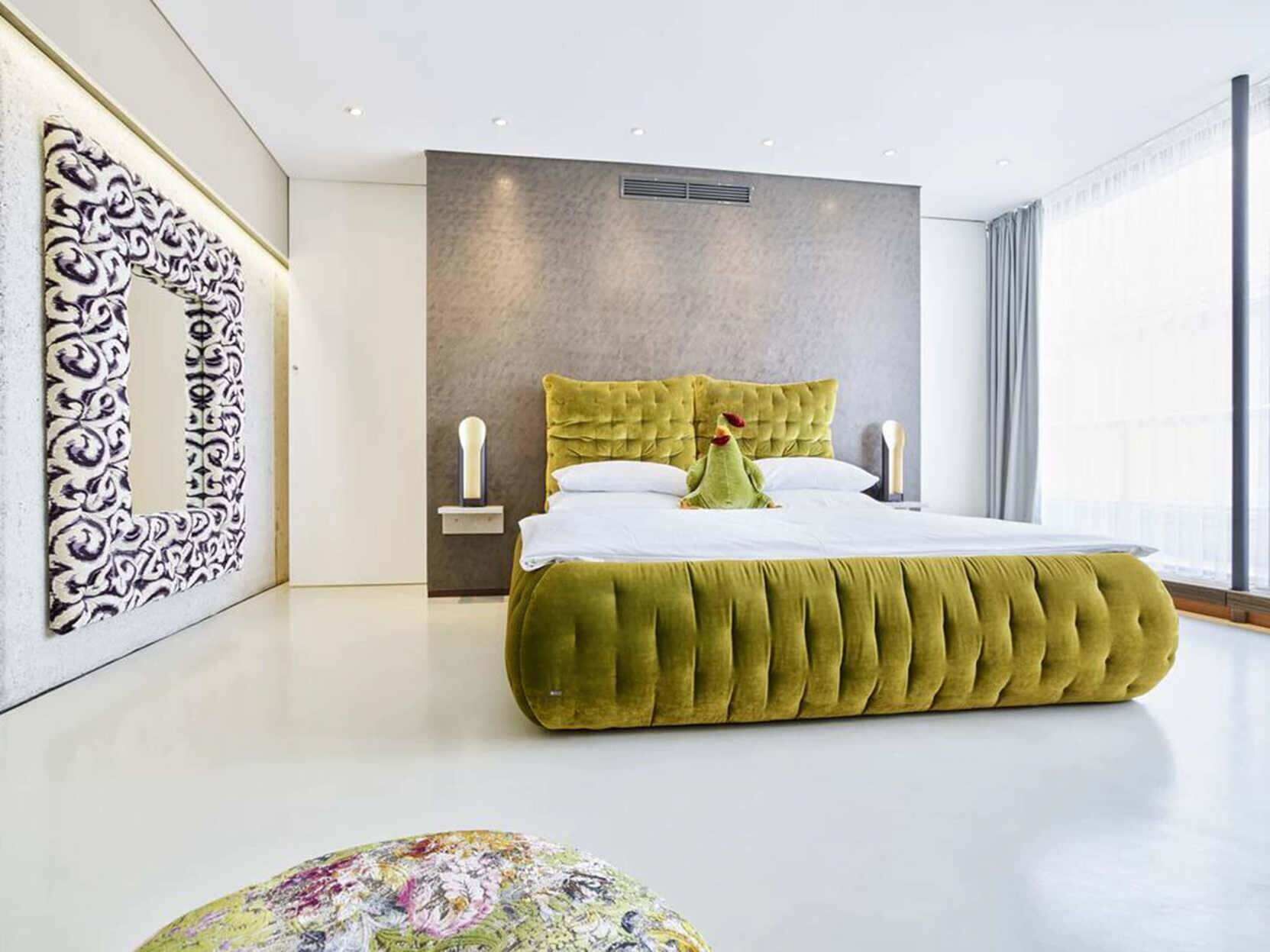 Roupa hipoalergénica, cofre no quarto, com decoração personalizada 