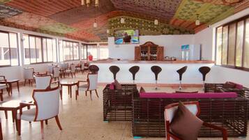 Pequenos-almoços servidos, cozinha local e internacional