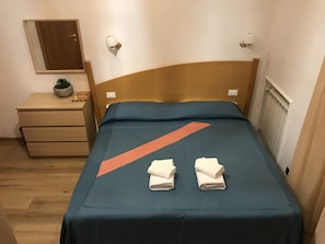 Quarto Duplo ou Twin Standard, casa de banho privativa | Roupa de alta qualidade, secretária, Wi-fi grátis