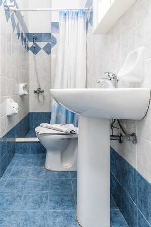 Quarto casal | Banheiro | Chuveiro, chuveiro com efeito de chuva, produtos de toalete grátis 
