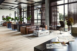 Área de estar no saguão