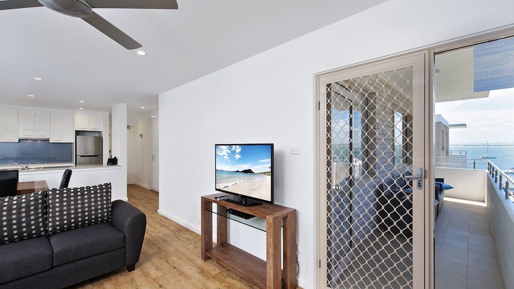 Del Rae, 18/25 Shoal Bay Rd - Air-conditioned, Renovated 2-bedroom Unit Opposite Shoal Bay Beach - Fingal Bay