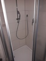 Chuveiro, produtos de toalete grátis, toalhas de banho 