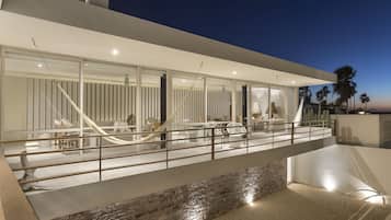 Fachada do alojamento (tarde/noite)