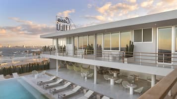 Piscina exterior, espreguiçadeiras