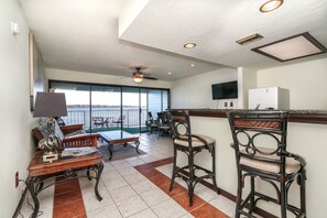 Apartamento Signature em Condomínio Fechado, 1 quarto, varanda, vista para o lago | Sala de estar | Smart TV de 48 de polegadas com canais por cabo, televisor, Netflix 