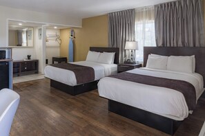 Comfort Room 2 Queen Beds, Non Smoking | Cofre com capacidade para portátil, secretária 