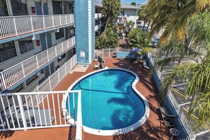 Piscina exterior, da(s) 7:00 à(s) 19:00, espreguiçadeiras 