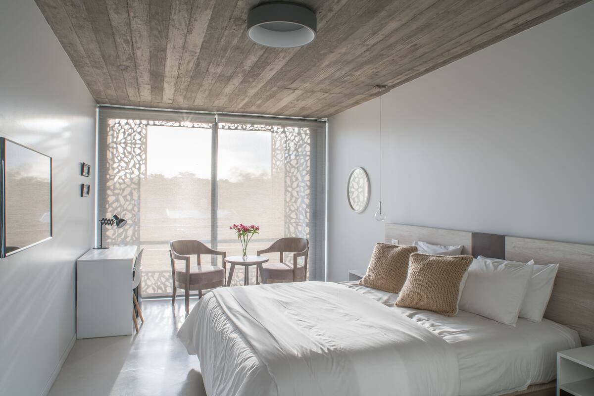 Quarto casal, 1 cama King, para não fumantes | Roupas de cama premium, cofres nos quartos, cortinas blackout