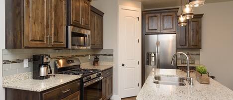 Casa geminada, várias camas, vista para a montanha (The Dixie Life) | Cozinha privada | Geladeira, micro-ondas, fogão, cooktop