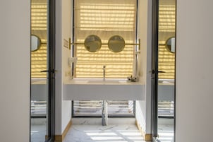 Quarto casal ou duplo standard | Banheiro | Chuveiro, produtos de toalete grátis, secador de cabelo