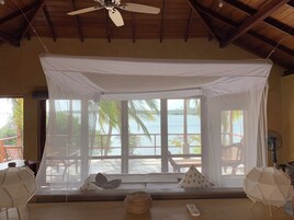 Cofre no quarto, roupa de cama fornecida 