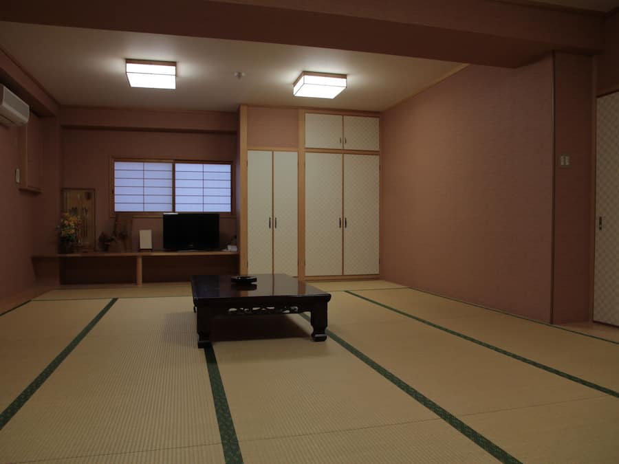 Quartos à prova de som, Wi-Fi de cortesia, roupa de cama