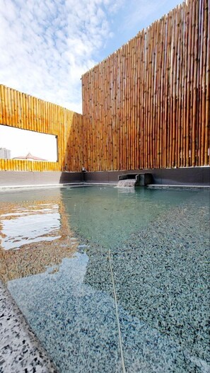 Piscina no piso superior