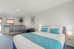Quarto, 1 quarto | Com mobília individualizada, cortinas/cortinados opacos 