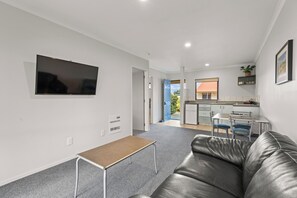 Quarto, 1 quarto | Sala de estar | Smart TV de 42 polegadas com canais digitais, Netflix 