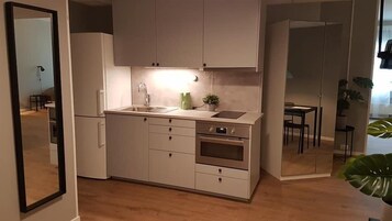 Apartamento, 1 quarto (2 Beds) | Cozinha privada | Geladeira, micro-ondas, fogão, cooktop