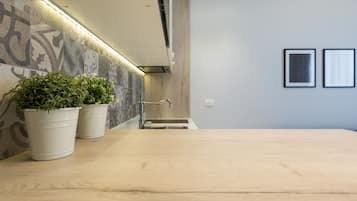 Apartamento | Kitchenette privada | Minifrigorífico, uma máquina de café expresso, uma cafeteira/bule