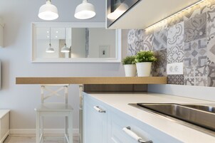 Apartamento | Cozinha americana privada | Frigobar, máquina de café expresso, cafeteira/chaleira