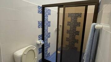 Um polibã, um chuveiro fixo, toalhas fornecidas, sabão