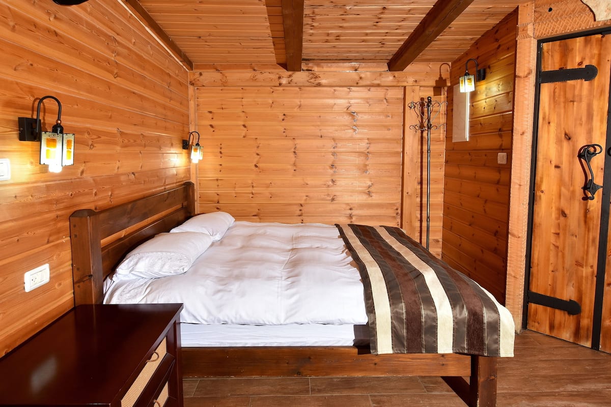 Quarto Clássico com Cama de Casal, 1 cama queen-size e sofá-cama, não fumadores | Sala | TV de ecrã plano