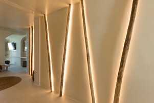 Interior moderno com vigas de madeira e iluminação suave.