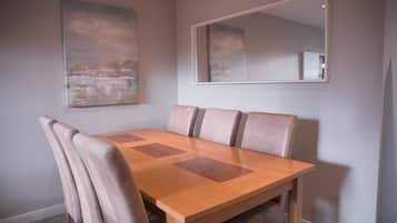 Casa, 6 quartos, não fumadores | Refeições no quarto