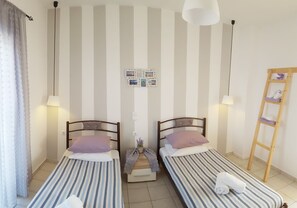 Cofres nos quartos, escrivaninha, quartos à prova de som