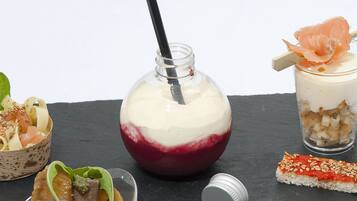Diversos alimentos, incluindo uma salada, um smoothie e uma sobremesa.