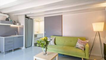 Apartamento, 1 quarto, varanda | Ferro/tábua de engomar, Wi-fi grátis, roupa de cama fornecida