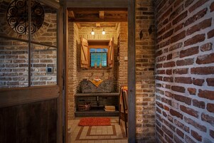 Produtos de higiene exclusivos, um secador de cabelo, roupões 