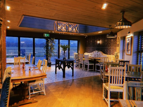 Restaurantes. The Queens at Horton